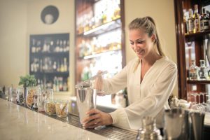 Barman - jak zostać barmanem? Na czym polega praca barmana?