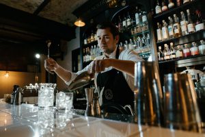 Barman - jak zostać barmanem? Na czym polega praca barmana?