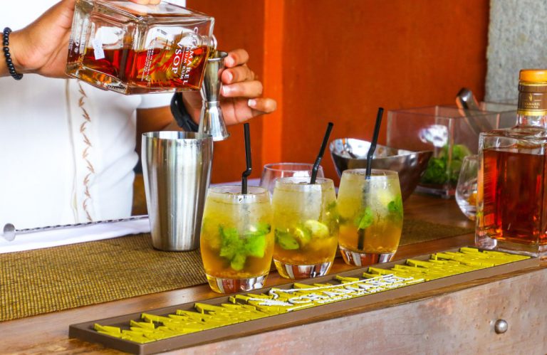 Barman - jak zostać barmanem? Na czym polega praca barmana?