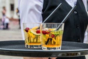 Barman - jak zostać barmanem? Na czym polega praca barmana?